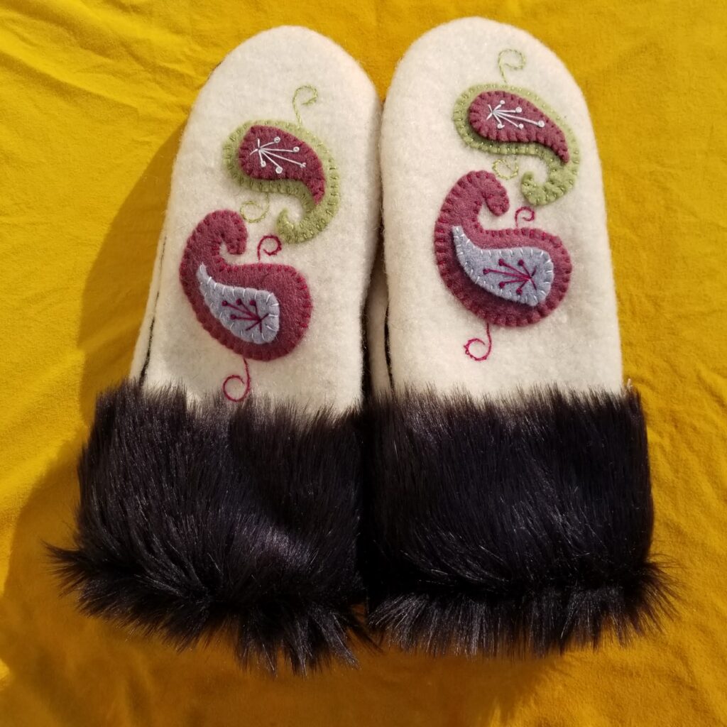 Wool Mittens Dog Paw – Small - Karamat Wilderness Ways